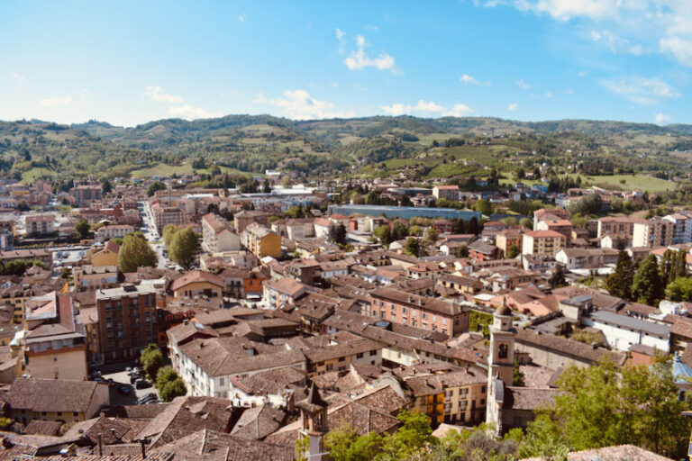 Canelli cosa vedere: viaggio al centro della terra del vino